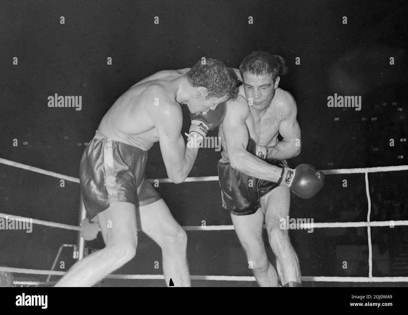 PHIL EDWARDS WITH TERRY DOWNES - BOXING AT WEMBLEY 5 JULY 1960 Stock ...
