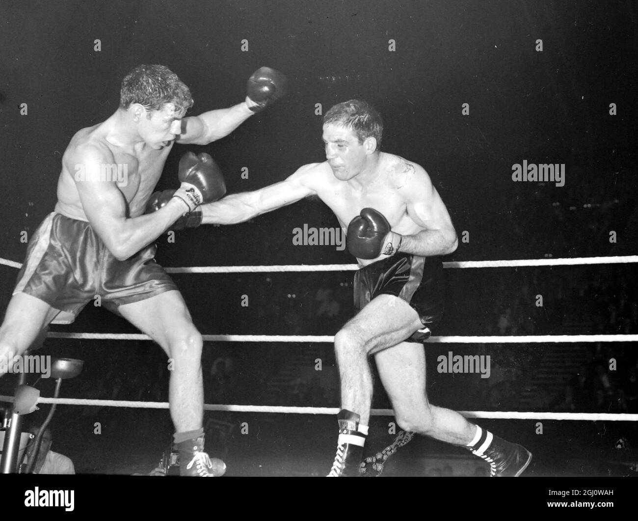 BOXER PHIL EDWARDS V TERRY DOWNES BOXING AT WEMBLEY - 6 JULY 1960 Stock ...