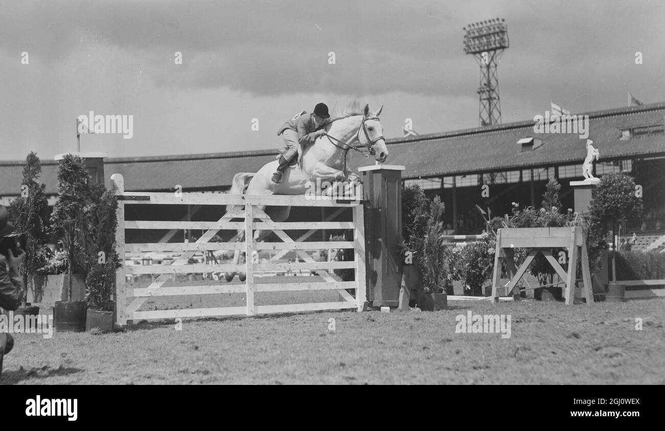 HORSEJUMPING BALLAN SILBER KNIGHT RIDEN BY DAVID BROOME 22 JULY 1960 ...