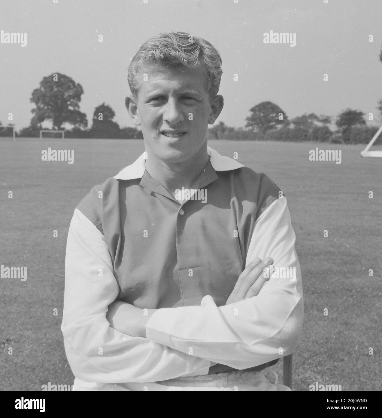 FOOTBALL ARSENAL PORTRAIT BARNWELL J - 18 AUGUST 1960 Stock Photo - Alamy