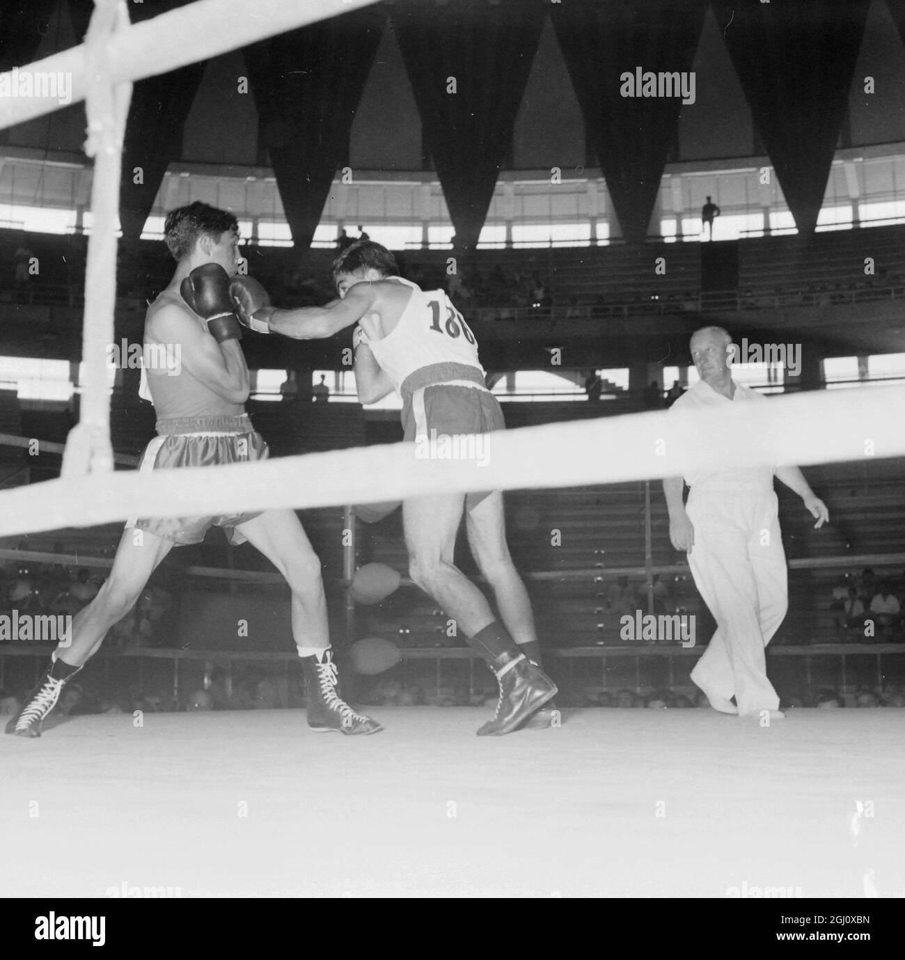 OLYMPIC GAME BOXING LIGHTWEIGHT SARWAR V HERNANDEZ 31 AUGUST 1960 Stock ...