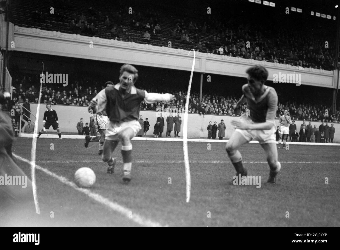GEORGE EASTHAM OF ARSENAL FOOTBALL CLUB 19 NOVEMBER 1960 Stock Photo ...