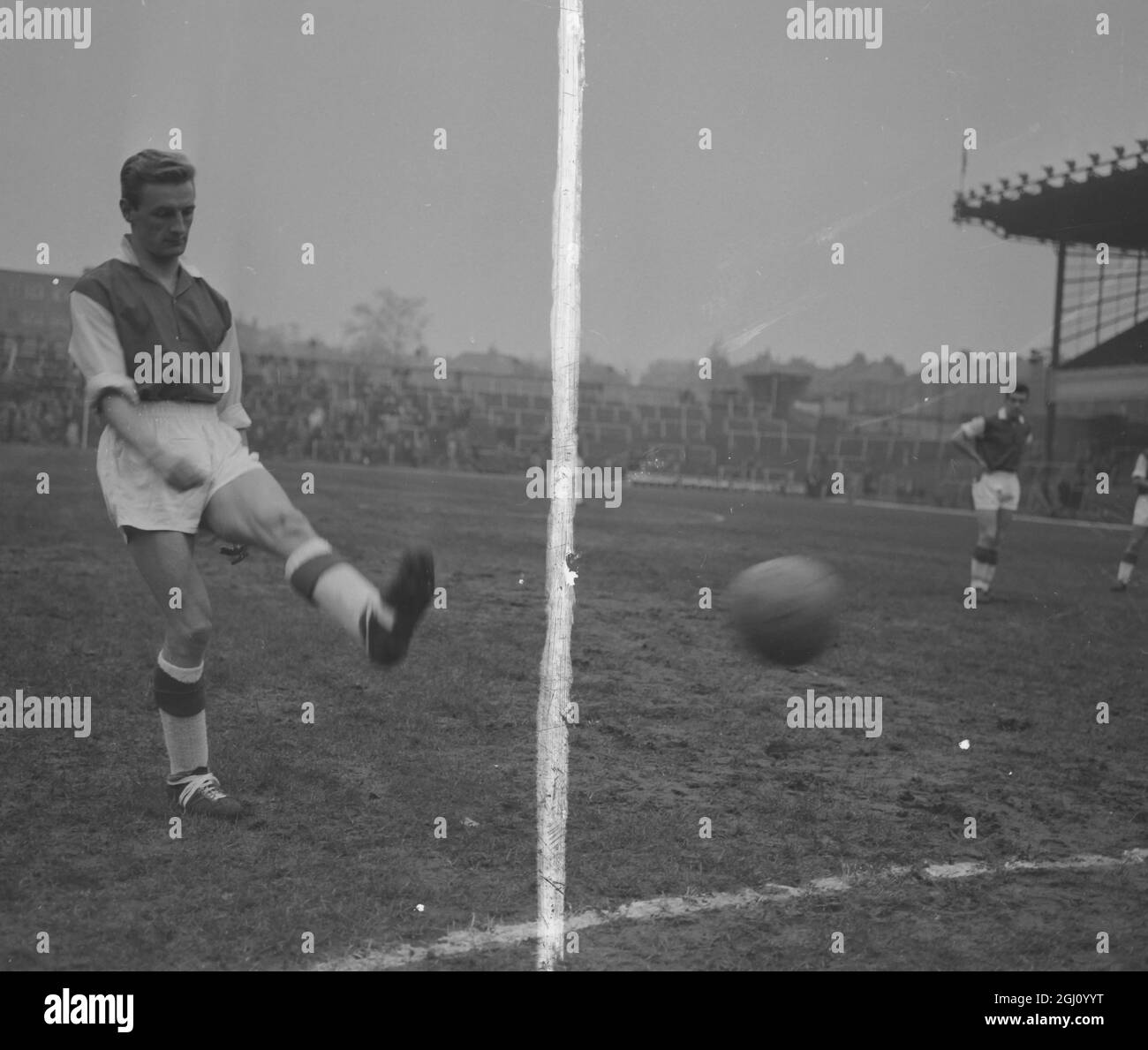GEORGE EASTHAM OF ARSENAL FOOTBALL CLUB 19 NOVEMBER 1960 Stock Photo ...