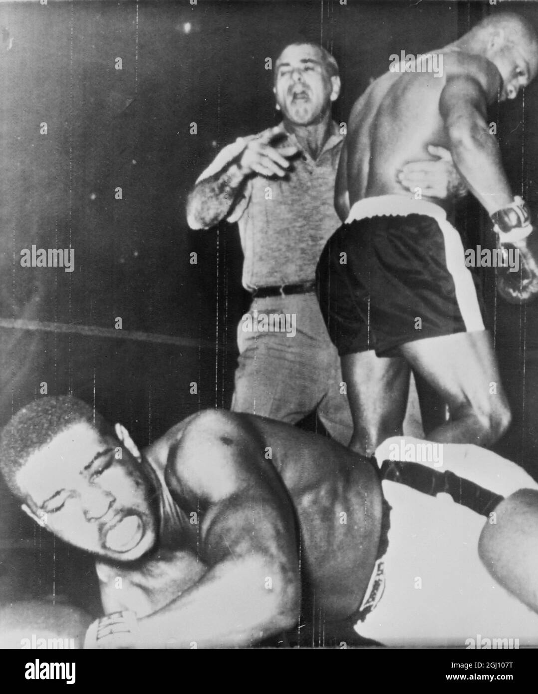 HAROLD JOHNSON WITH JESSIE BOWDRY IN BOXING ACTION - 8 FEBRUARY 1961 ...