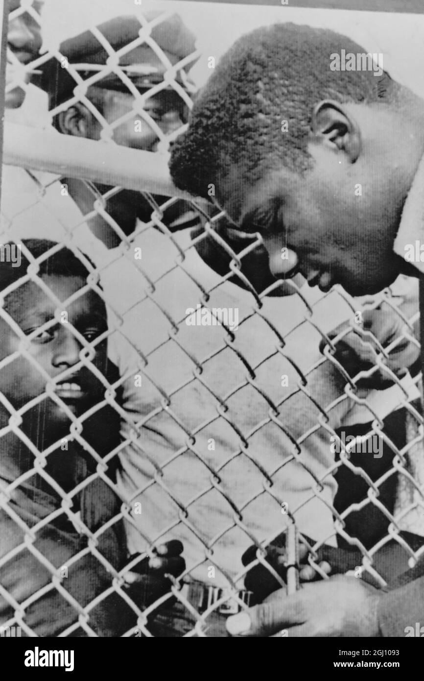 BOXING PATTERSON FLOYD SURROUNDED AUTOGRAPH HUNTERS 16 FEBRUARY 1961 ...