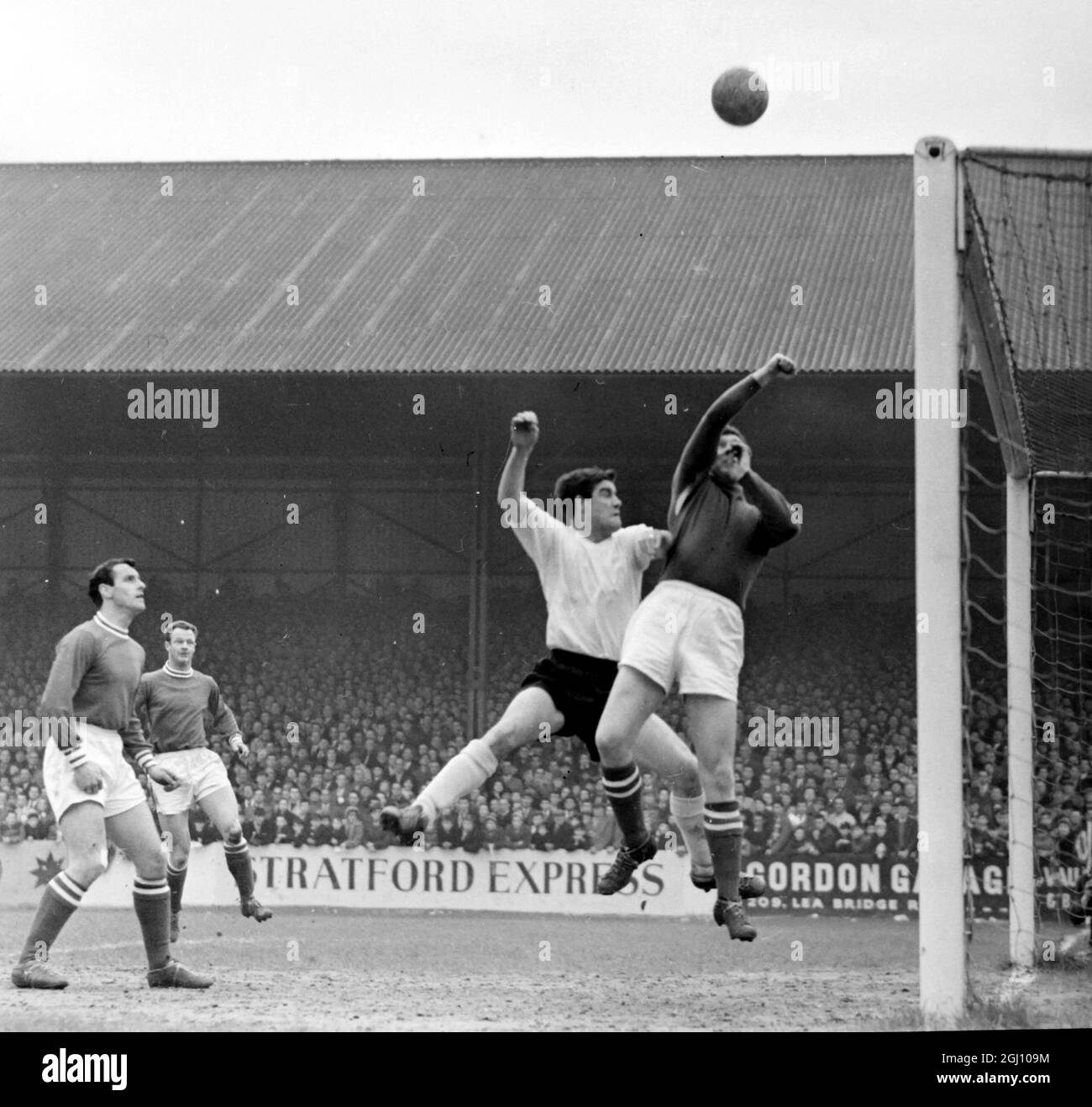 Leyton orient goalkeeper Black and White Stock Photos & Images - Alamy