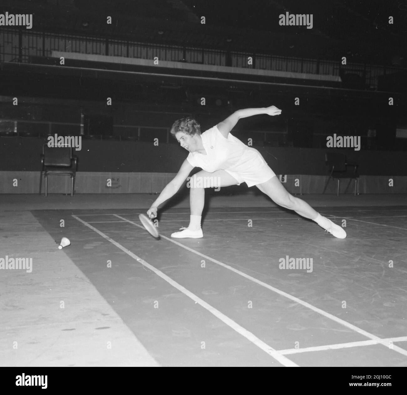 BADMINTON ALL ENGLAND CHAMPS MISS URSULA SMITH IN ACTION 17 MARCH 1961 ...