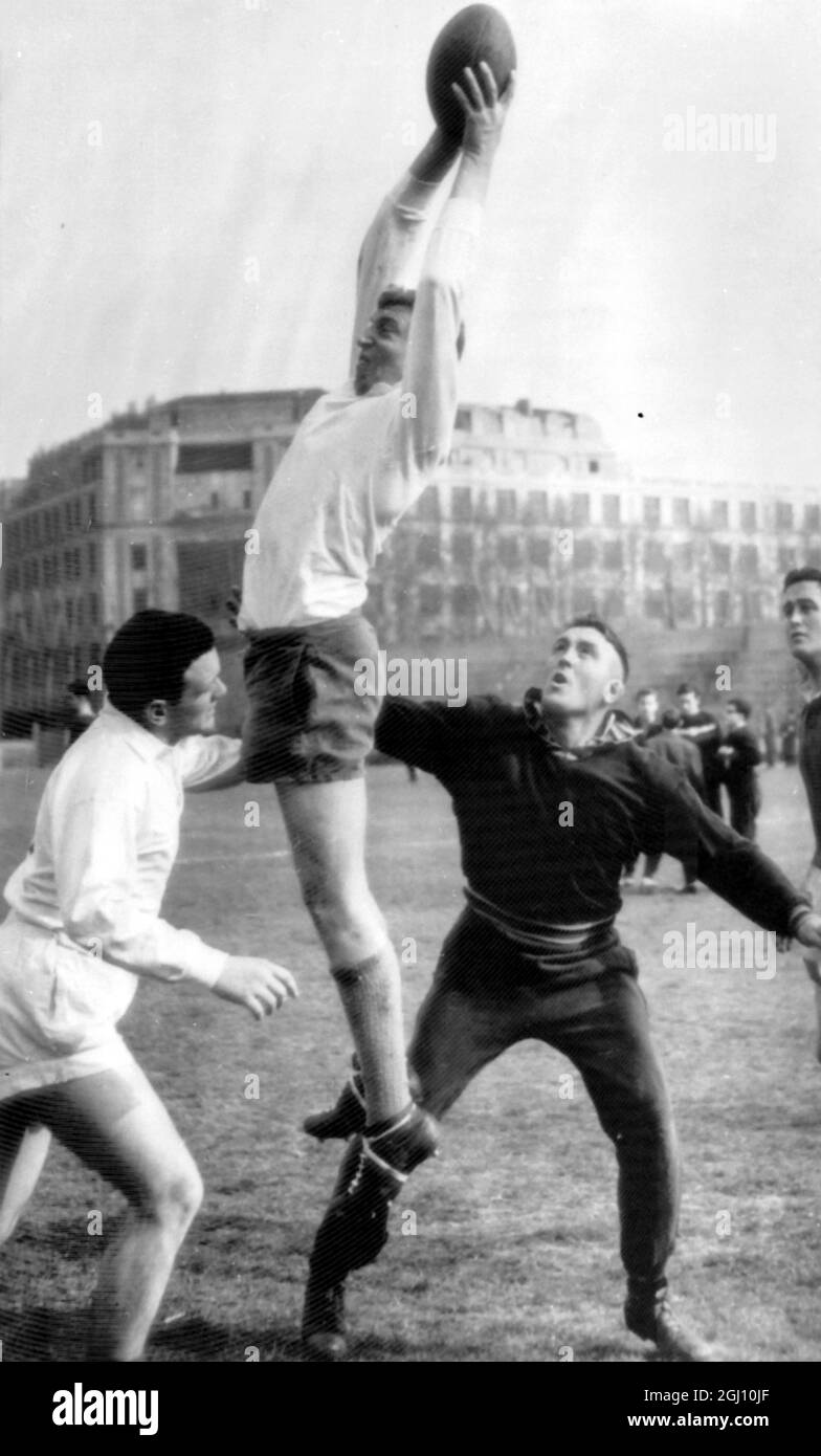 Rugby players old Black and White Stock Photos & Images - Alamy