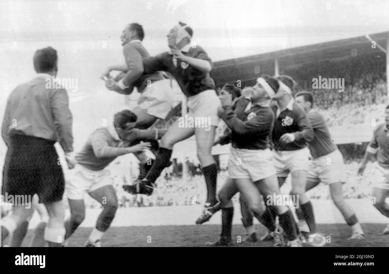RUGBY IRELAND V FRANCE FRENCH FORWARD WITH BALL DUBLIN 15 APRIL 1961 ...