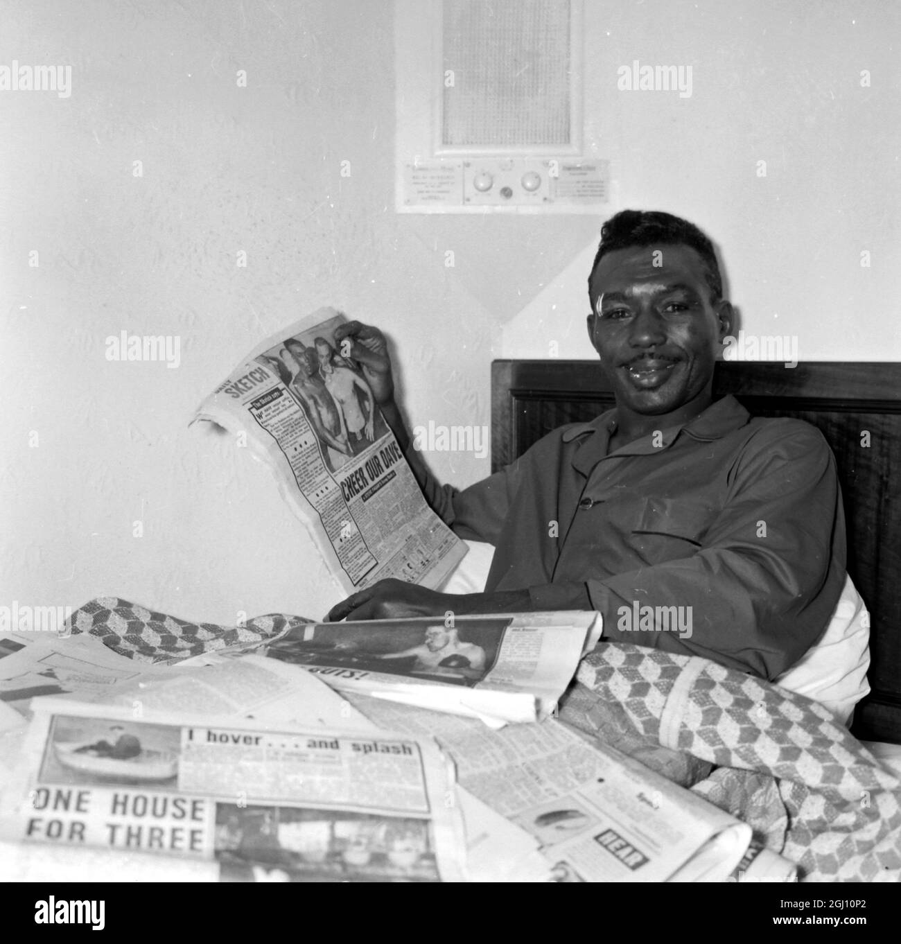 Reading newspapers Black and White Stock Photos & Images - Alamy