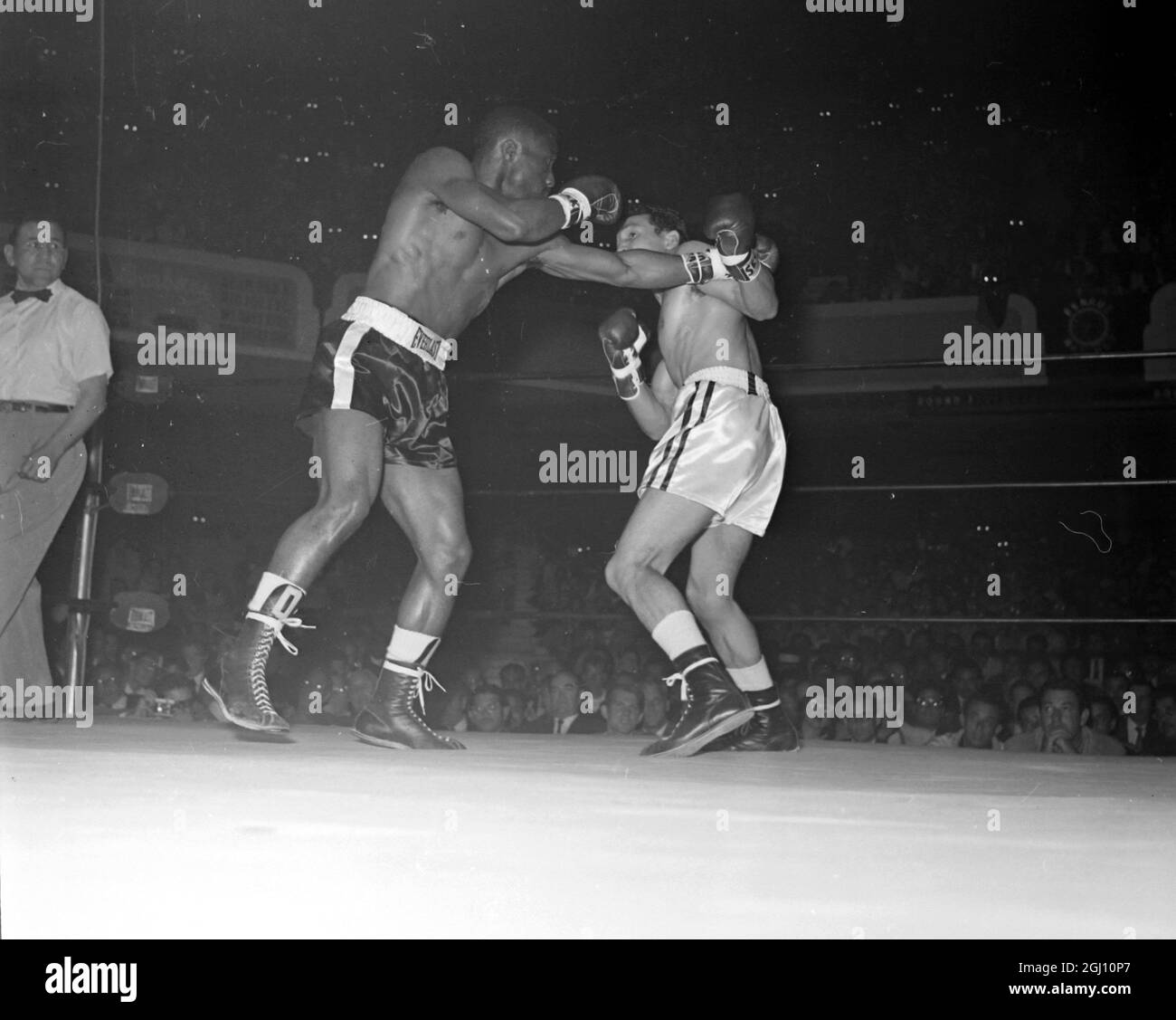 BOXING DAVEY MOORE V DANNY VALDEZ IN LOS ANGELES 19 APRIL 1961 Stock ...