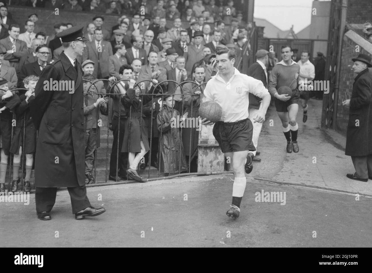 FOOTBALL JOHNNY HAYNES LEADING OUT TEAM FULHAM - 22 APRIL 1961 Stock ...