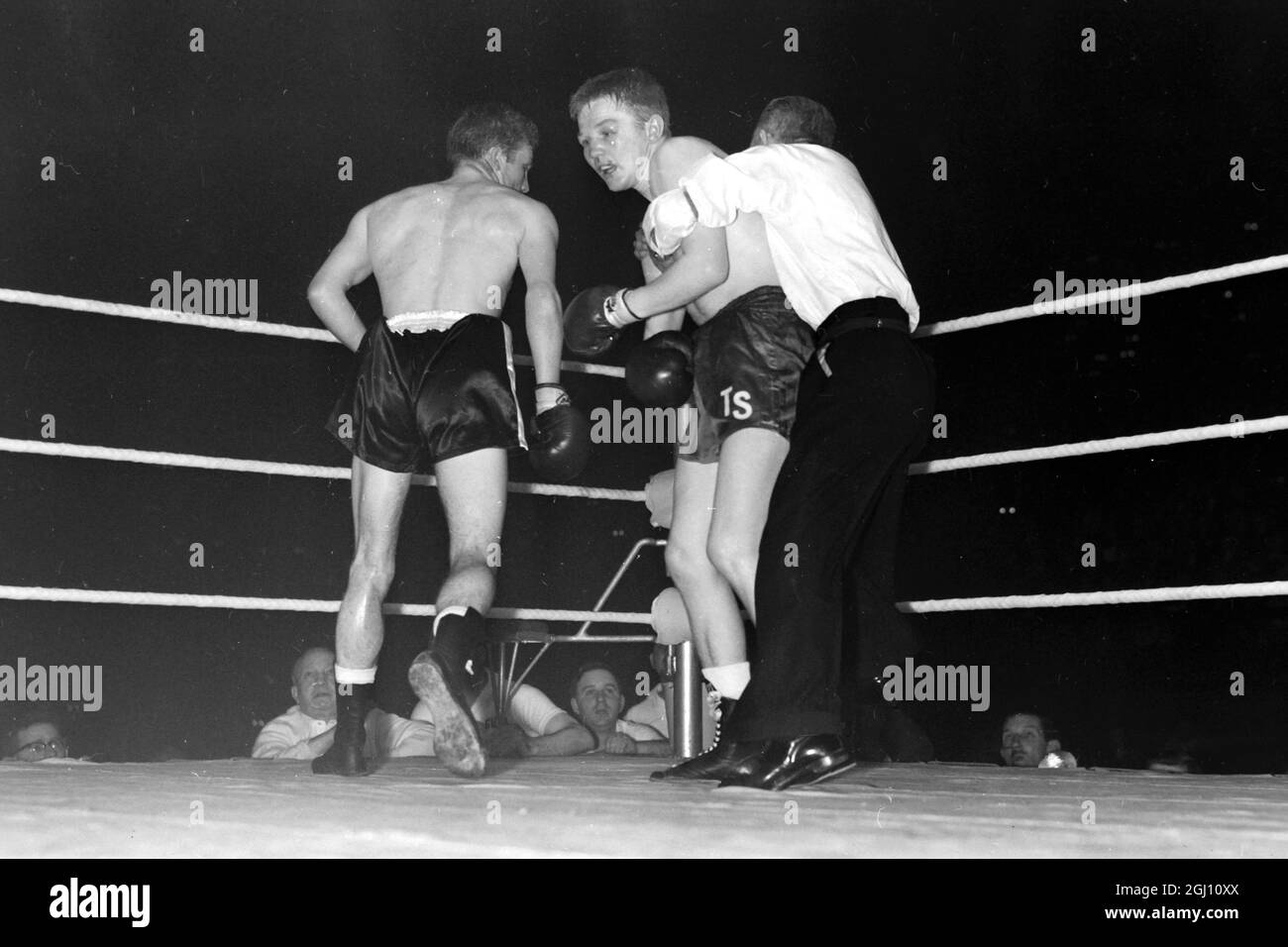 BOXING HOWARD WINSTONE V TERRY SPINKS 2 MAY 1961 Stock Photo - Alamy