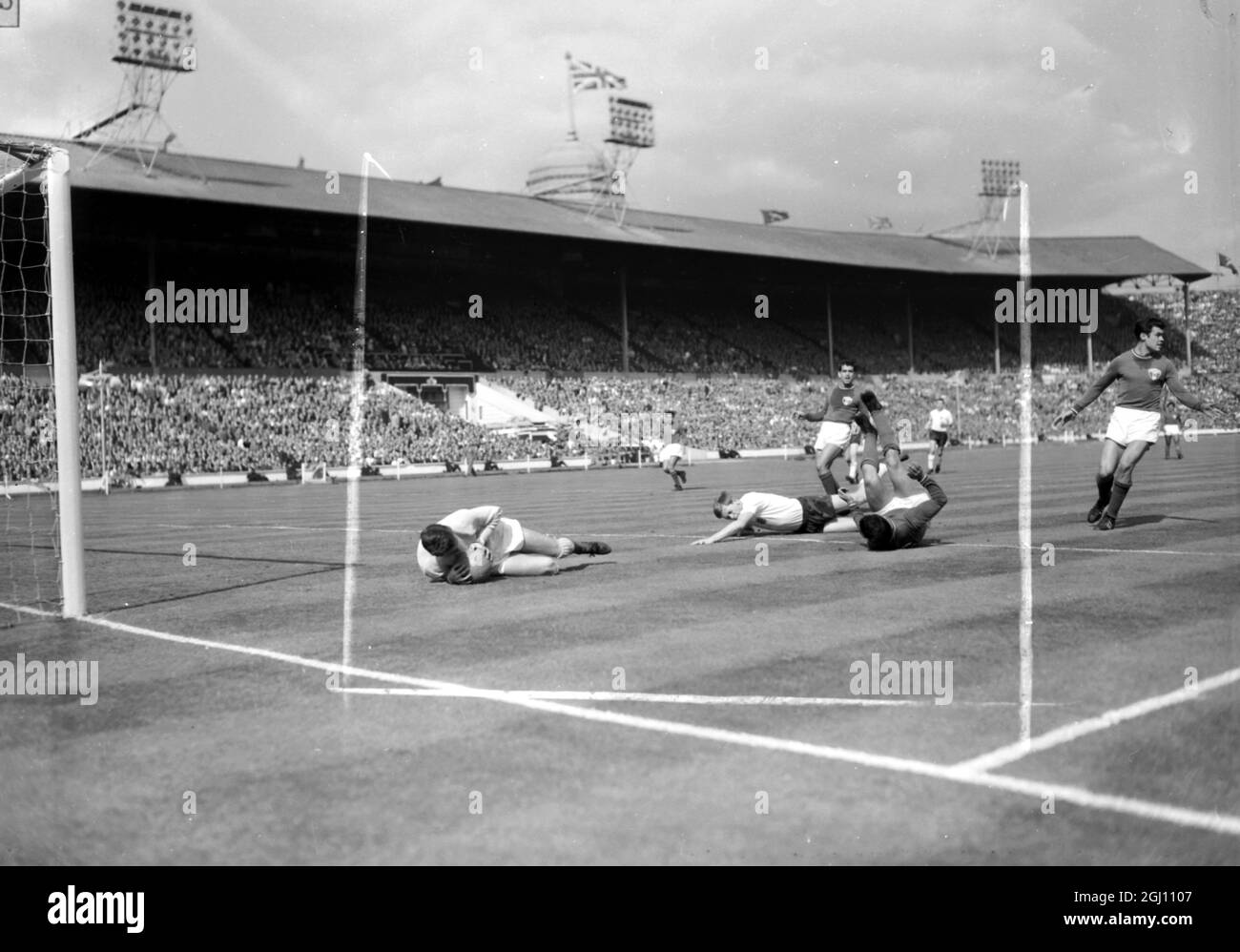 HITCHENS GERRY PENA G SEPULVEDA & MOTA - FOOTBALL MATCH ENGLAND ...