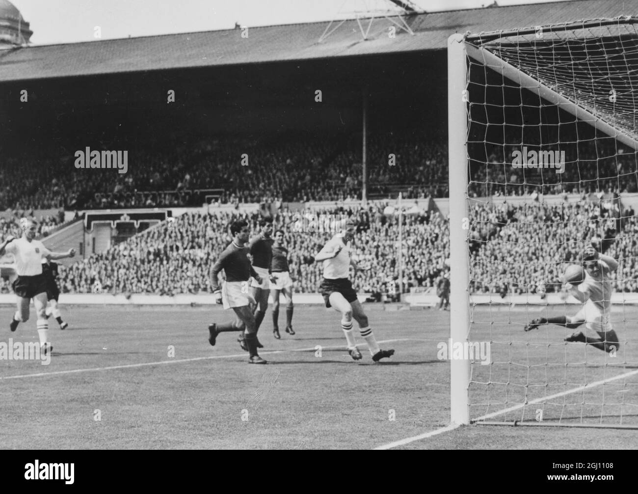 KEVAN DEREK MEXICAN GOALIE MOTA FOOTBALL MATCH ENGLAND - MEXICO AT ...