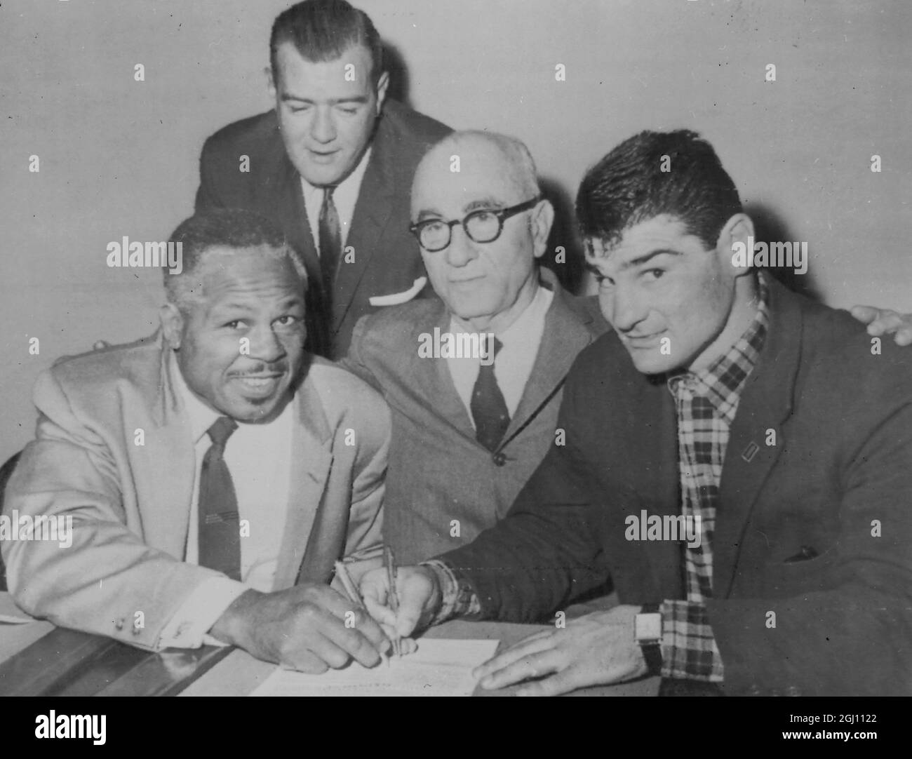 BOXING ARCHIE MOORE SIGNS LIGHTHEAVY CONTEST WITH RINALDI IN NEW YORK ...