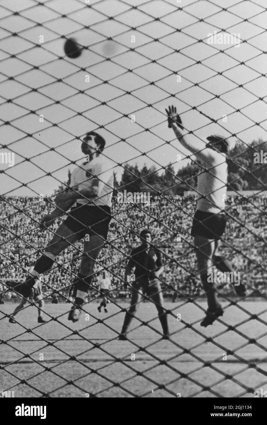 FOOTBALL WORLD CUP PORTUGAL V ENGLAND BOBBY SMITH ATTACKING 26 MAY 1961 ...