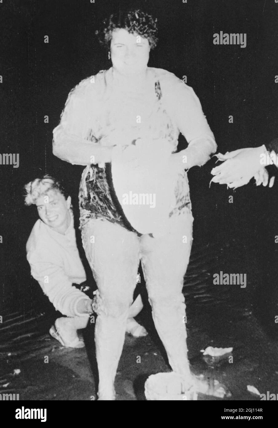 CHANNEL SWIM ENGLISH GIRL PRIOR TO SWIMMING CHANNEL 6 JUNE 1961 Stock ...