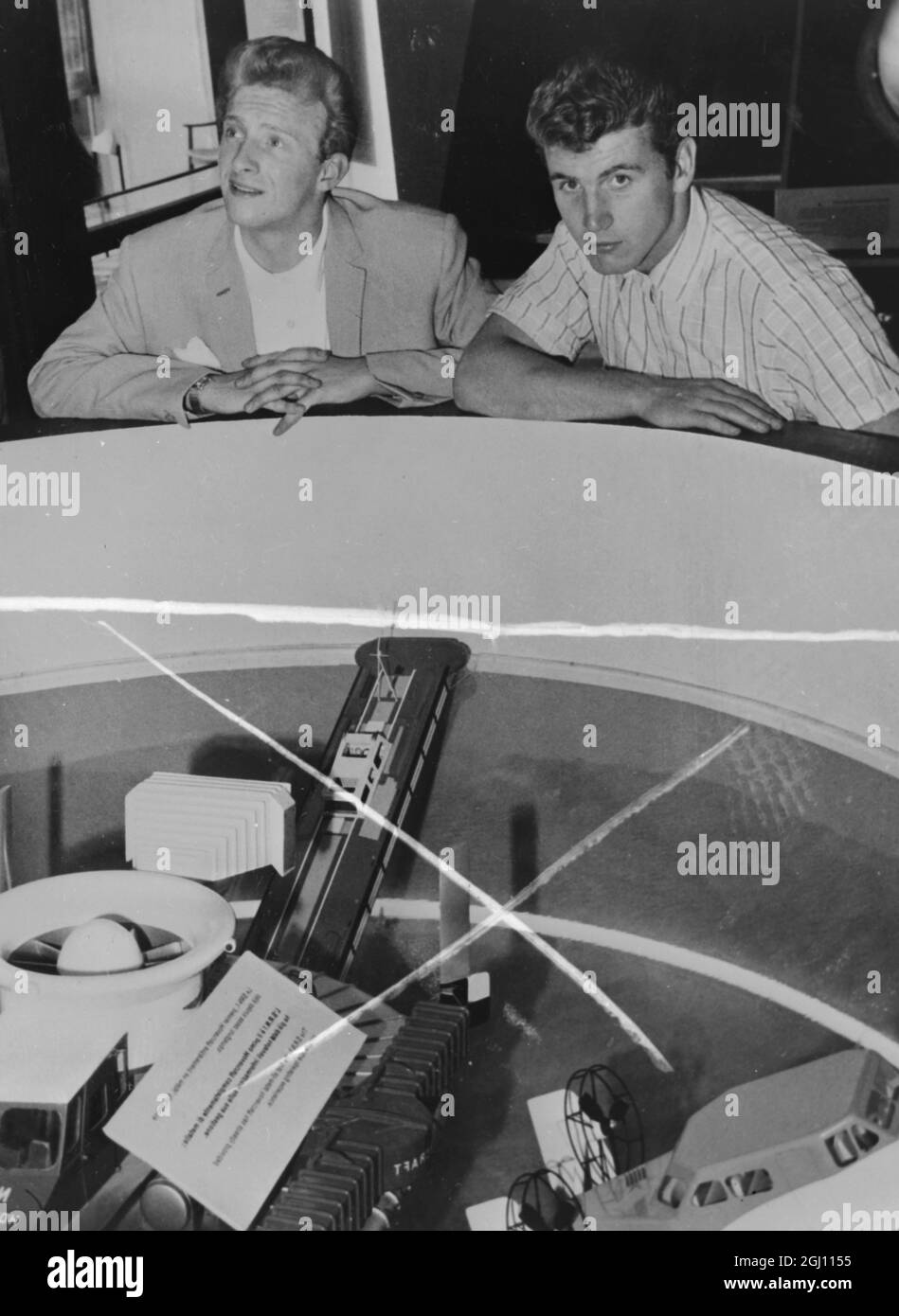 FOOTBALL PLAYERS JOE BAKER AND DENNIS LAW VISIT EXHIBITION IN TURIN ...