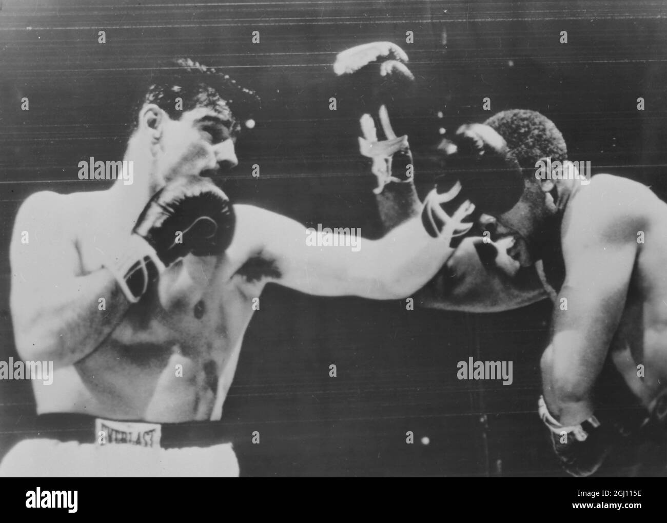 BOXING ARCHIE MOORE AND RINALDI IN ACTION AT MADISON SQUARE GARDEN IN ...