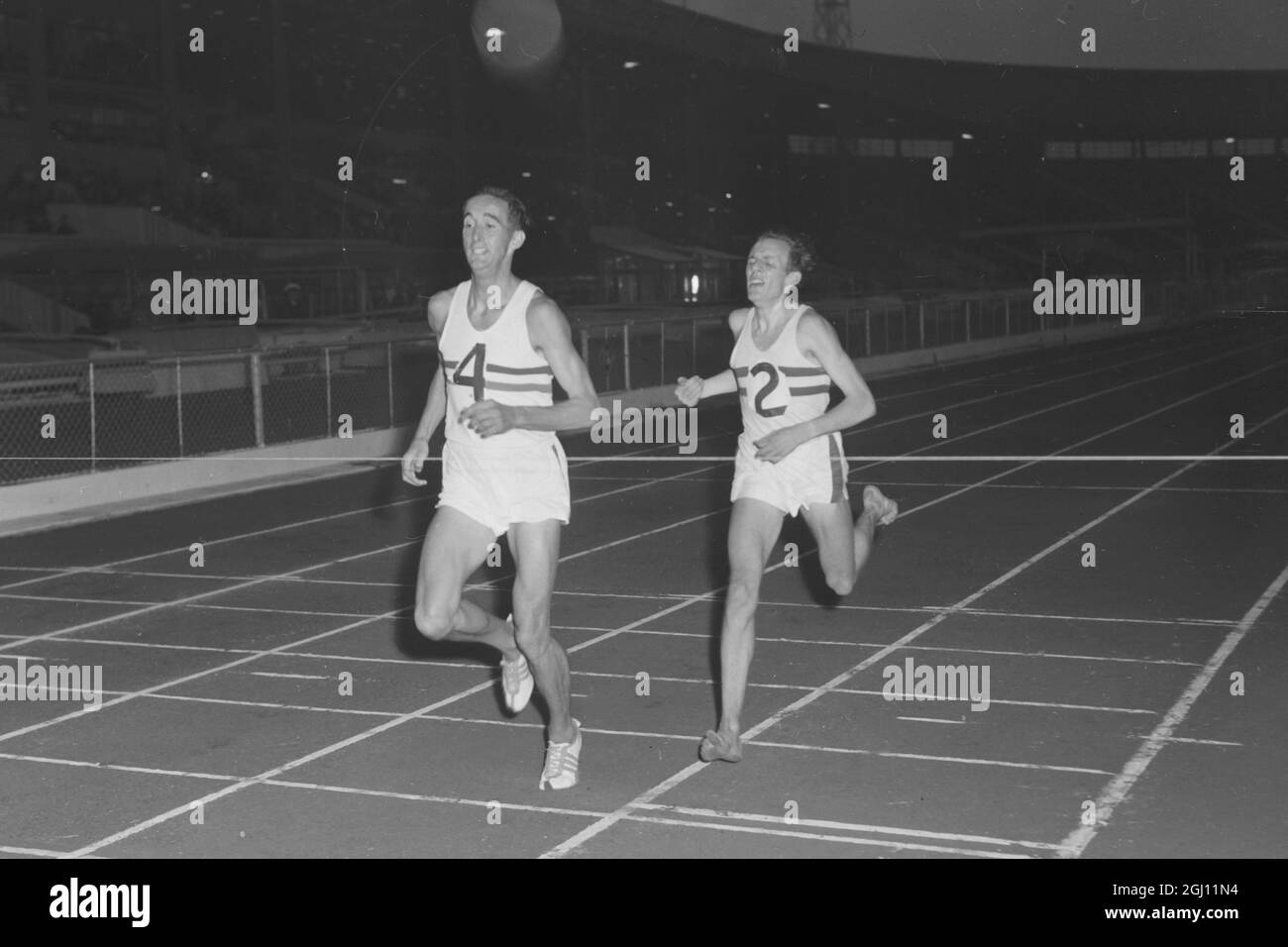 ATHLETICS PIRIE GORDON WINS 3 MILE EVENT WHITE CITY 21 JULY 1961 Stock ...