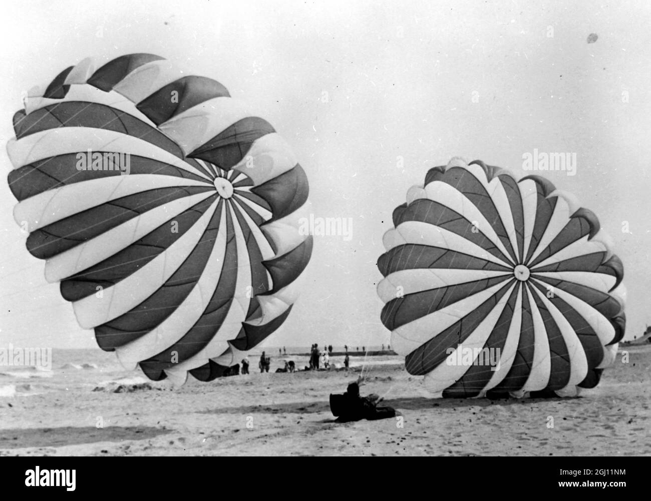Drag Parachute High Resolution Stock Photography and Images - Alamy