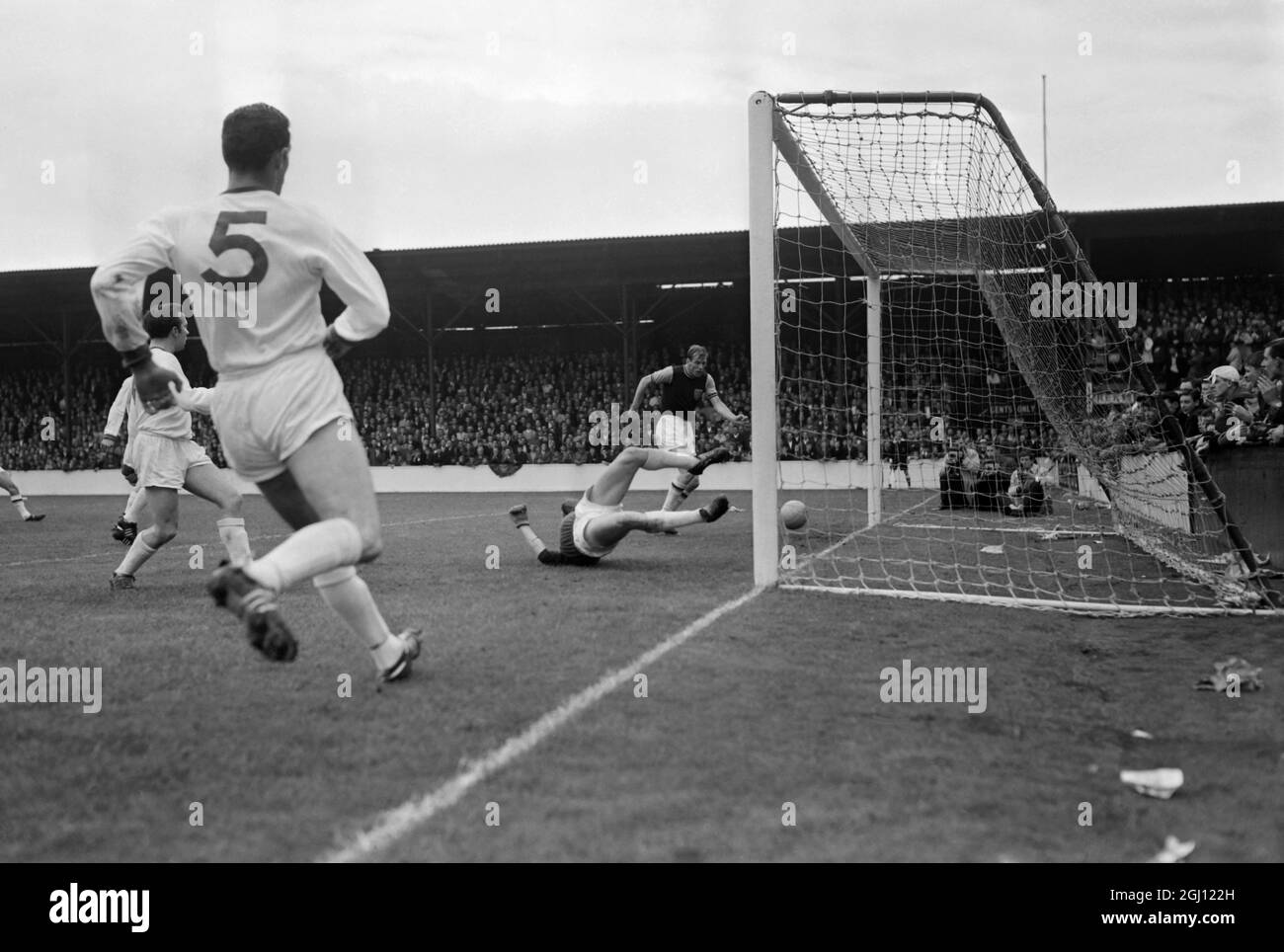 Footballer harry gregg hi-res stock photography and images - Alamy