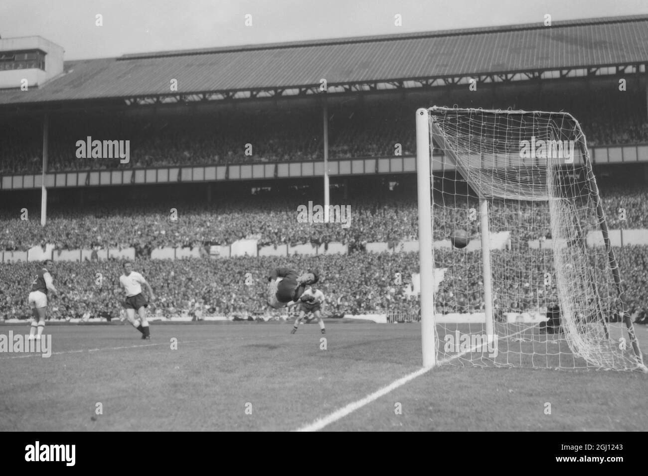 Tottenham hotspur 1960 hi-res stock photography and images - Alamy
