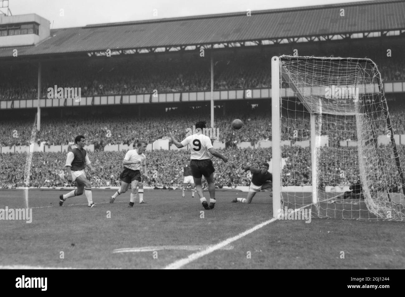 TOTTENHAM HOTSPUR V ARSENAL FOOTBALL MATCH 26 AUGUST 1961 Stock Photo ...