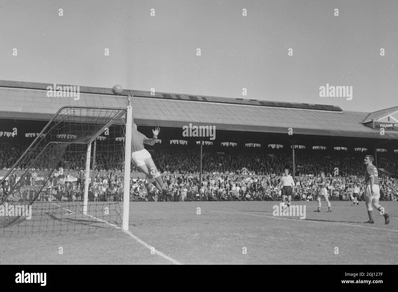FOOTBALLER GORDON BANKS IN ACTION - LEICESTER CITY V WOLVES FOOTBALL ...