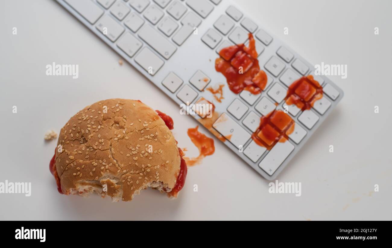 Girl desk computer mess hi-res stock photography and images - Alamy