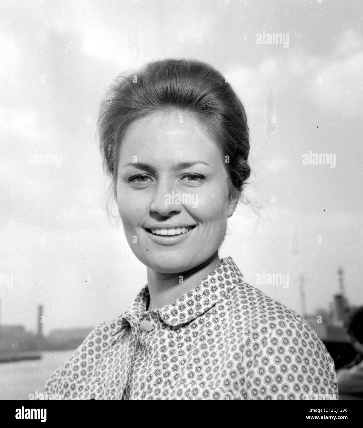 SPECIAL IRISH PRESS SUSAN CAMERON ENGAGED RUGBY PLAYER MR TONY O'REILLY ...