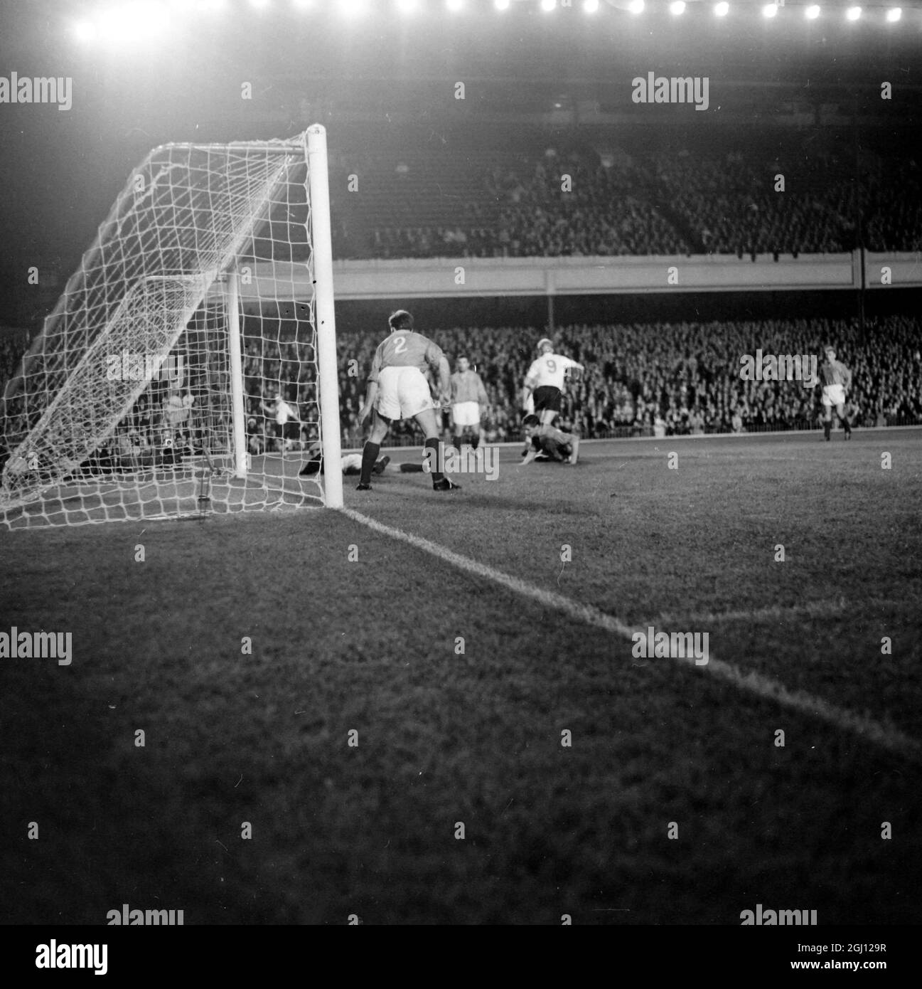FOOTBALL WORLD CUP LUXEMBOURG V ENGLAND 28 SEPTEMBER 1961 Stock Photo ...