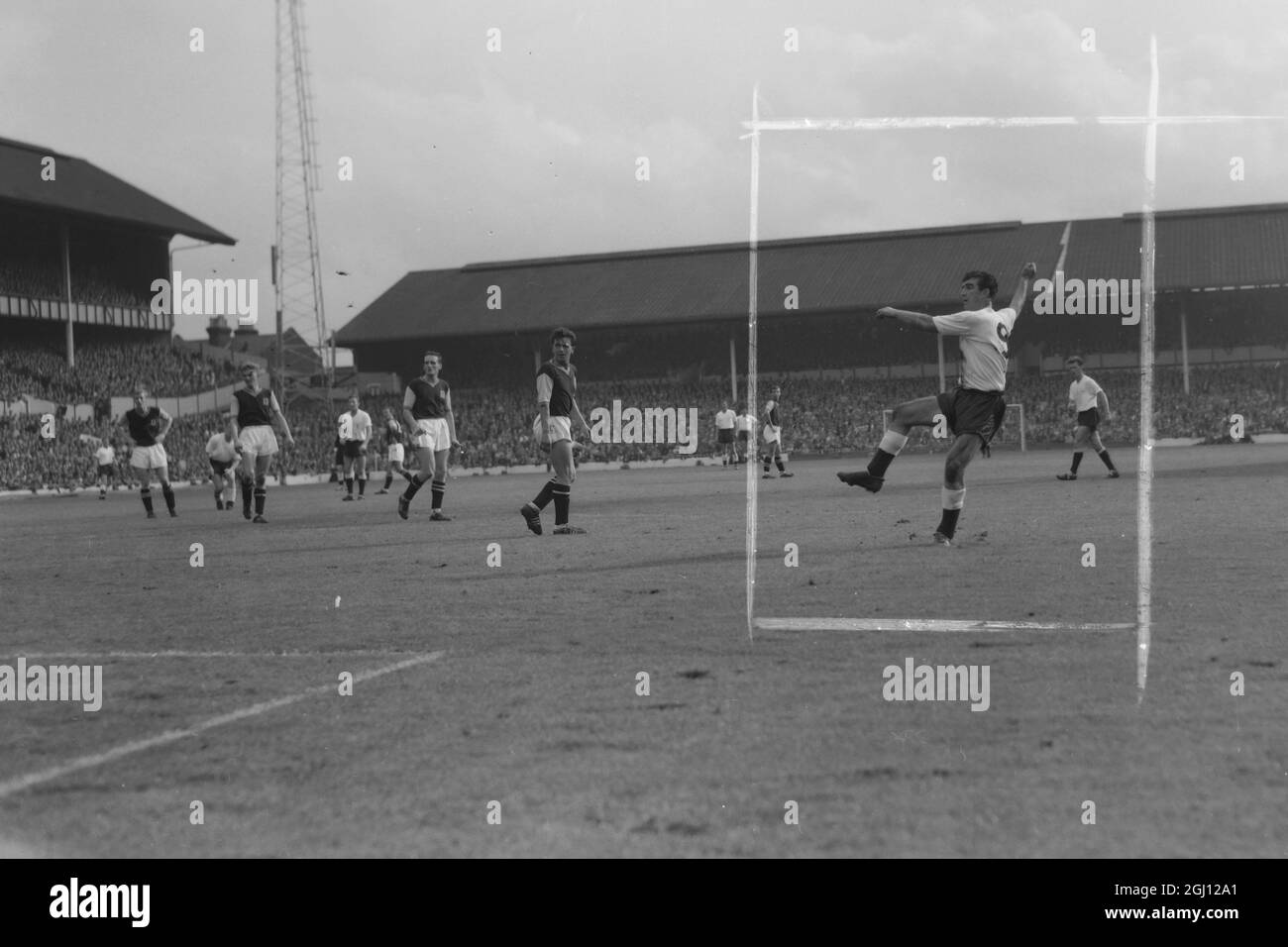 FOOTBALL SPURS BOBBY SMITH IN ACTION 3 OCTOBER 1961 Stock Photo - Alamy