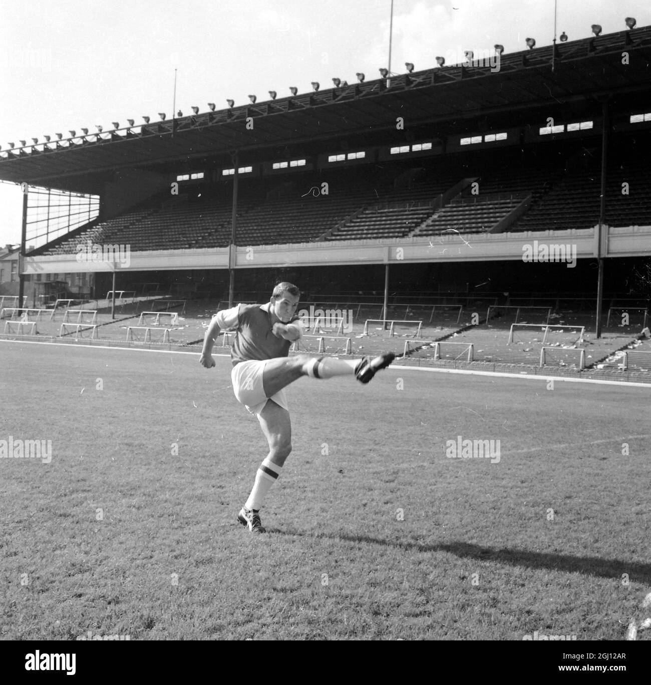 FOOTBALLER JIMMY MCGILL OF ARSENAL FOOTBALL CLUB - 5 OCTOBER 1961 Stock ...