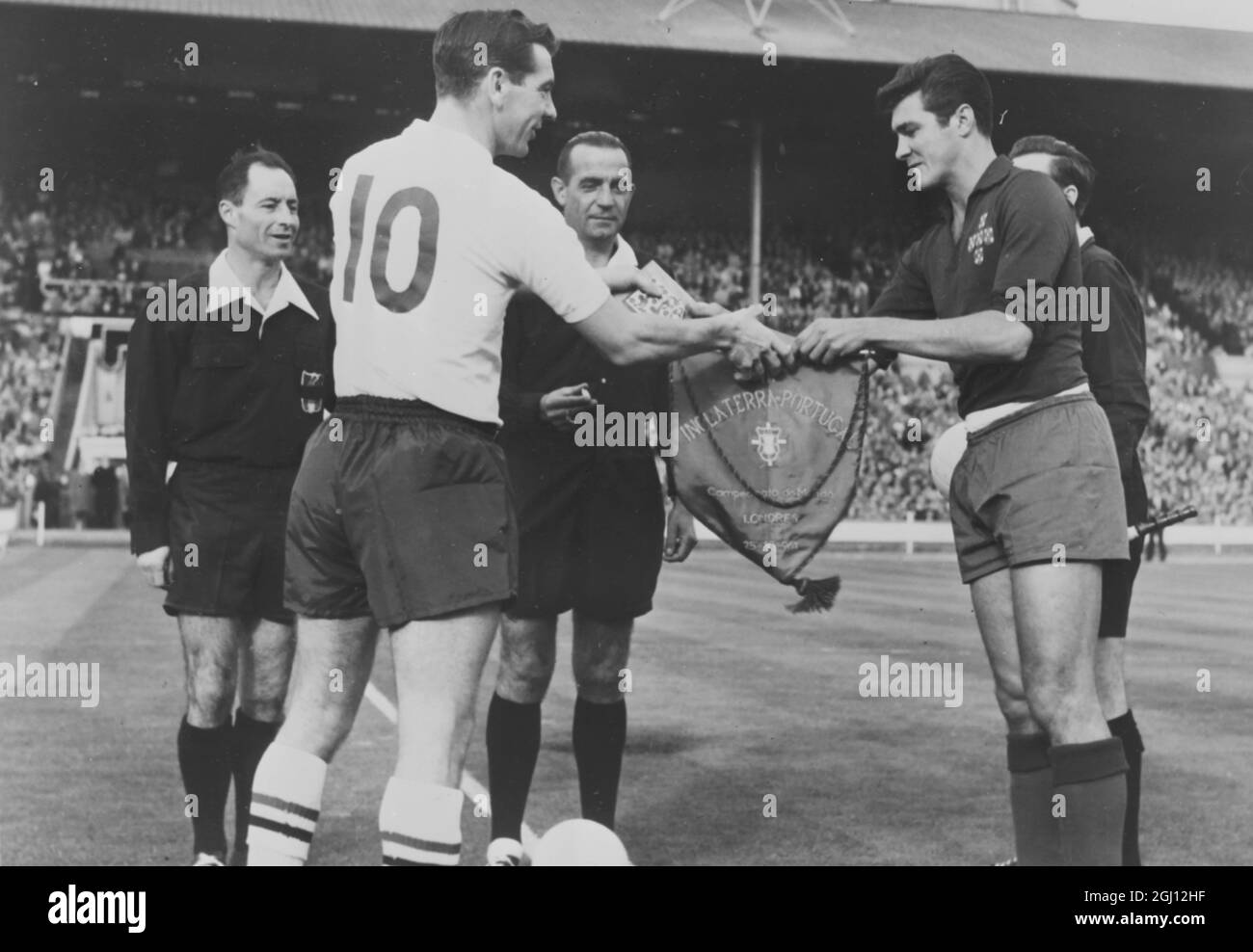 FOOTBALL WORLD CUP PORTUGAL V ENGLAND 25 OCTOBER 1961 Stock Photo - Alamy