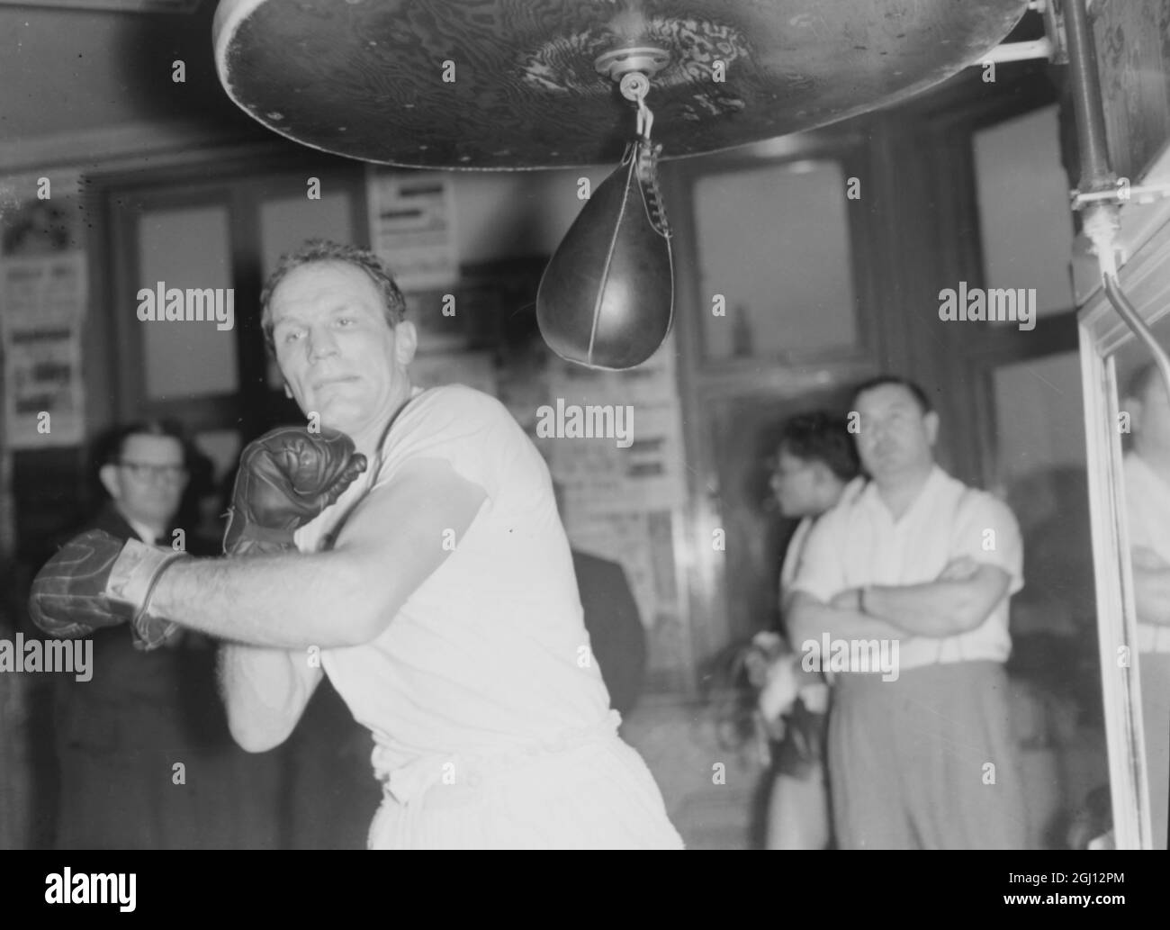 BOXING CHAMPION HENRY COOPER IN TRAINING - 30 NOVEMBER 1961 Stock Photo ...
