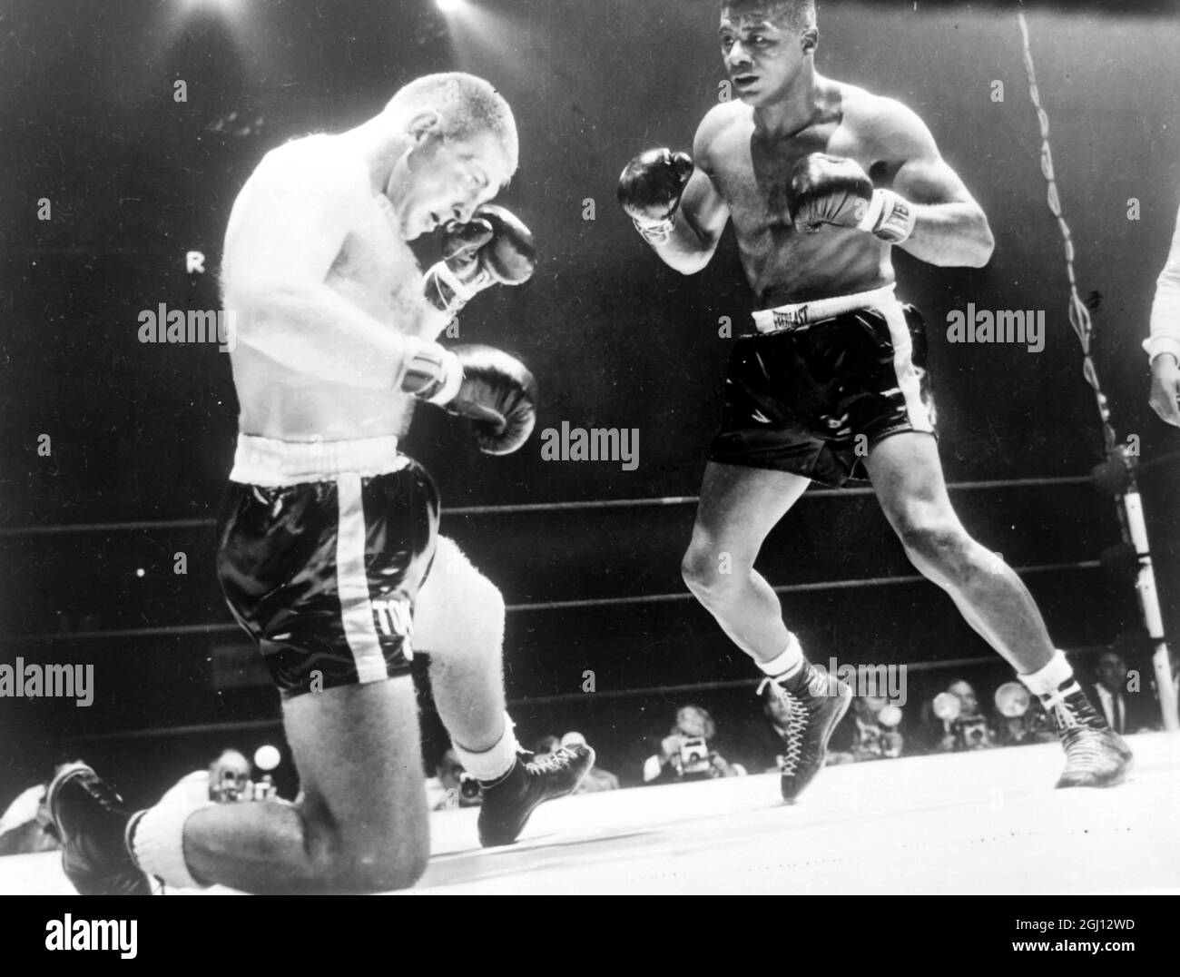 BOXING FLOYD PATTERSON V TOM MCNEELEY IN TORONTO 8 DECEMBER 1961 Stock Photo - Alamy