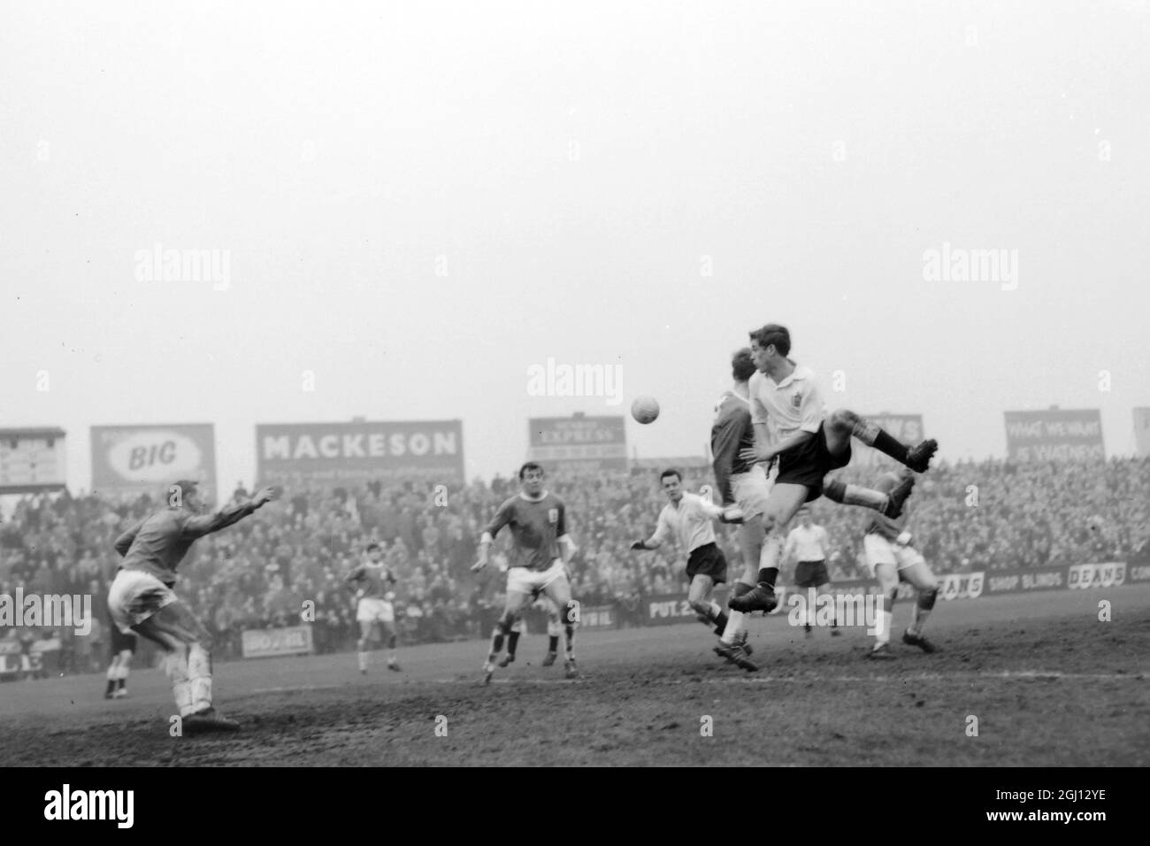 FOOTBALLER GRAHAM LEGGAT IN ACTION - 16 DECEMBER 1961 Stock Photo - Alamy