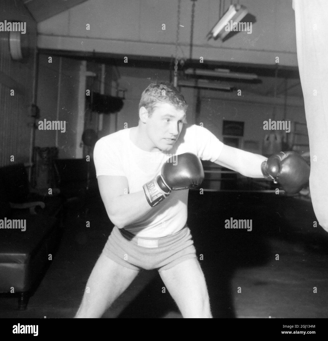 BOXING BILLY WALKER TRAINING PUNCHBAG 5 JANUARY 1962 Stock Photo - Alamy