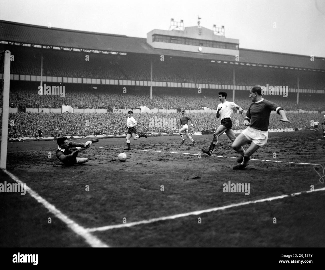 Bobby charlton 1960s hi-res stock photography and images - Alamy