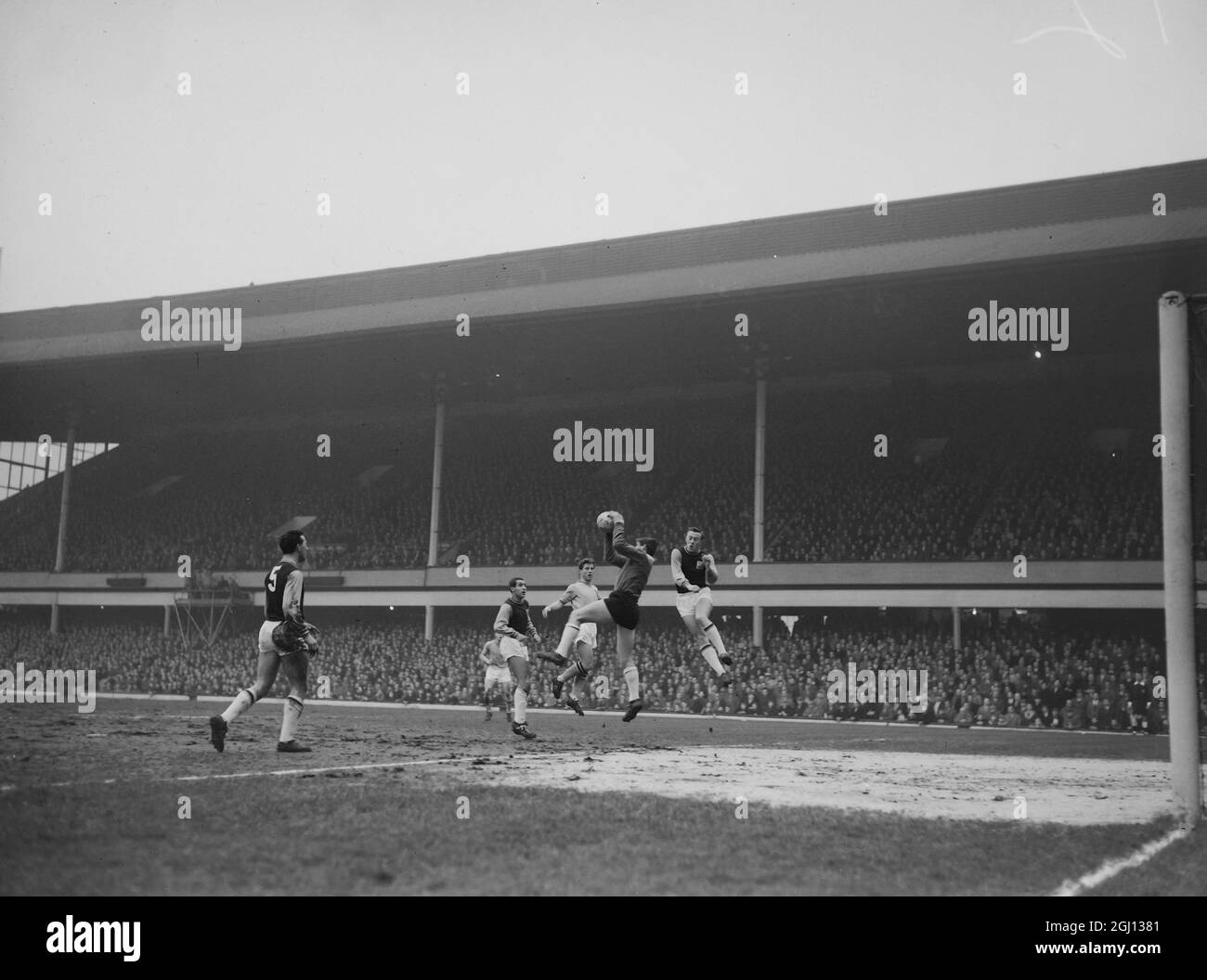FOOTBALLER LAWRIE LESLIE IN ACION - 20 JANUARY 1962 Stock Photo - Alamy