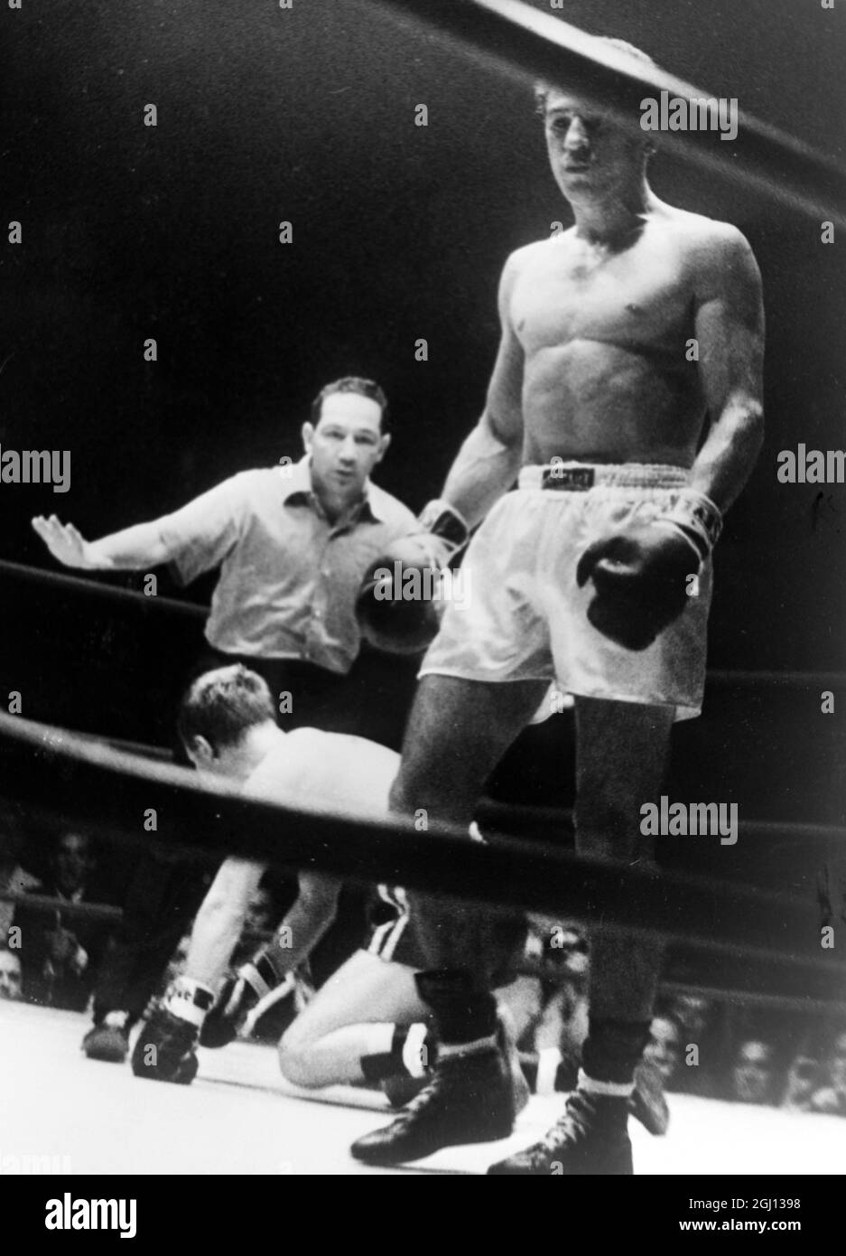 BOXERS EDER JOFRE WITH JOHNNY CALDWELL AND A REFEREE IN ACTION - 24 ...