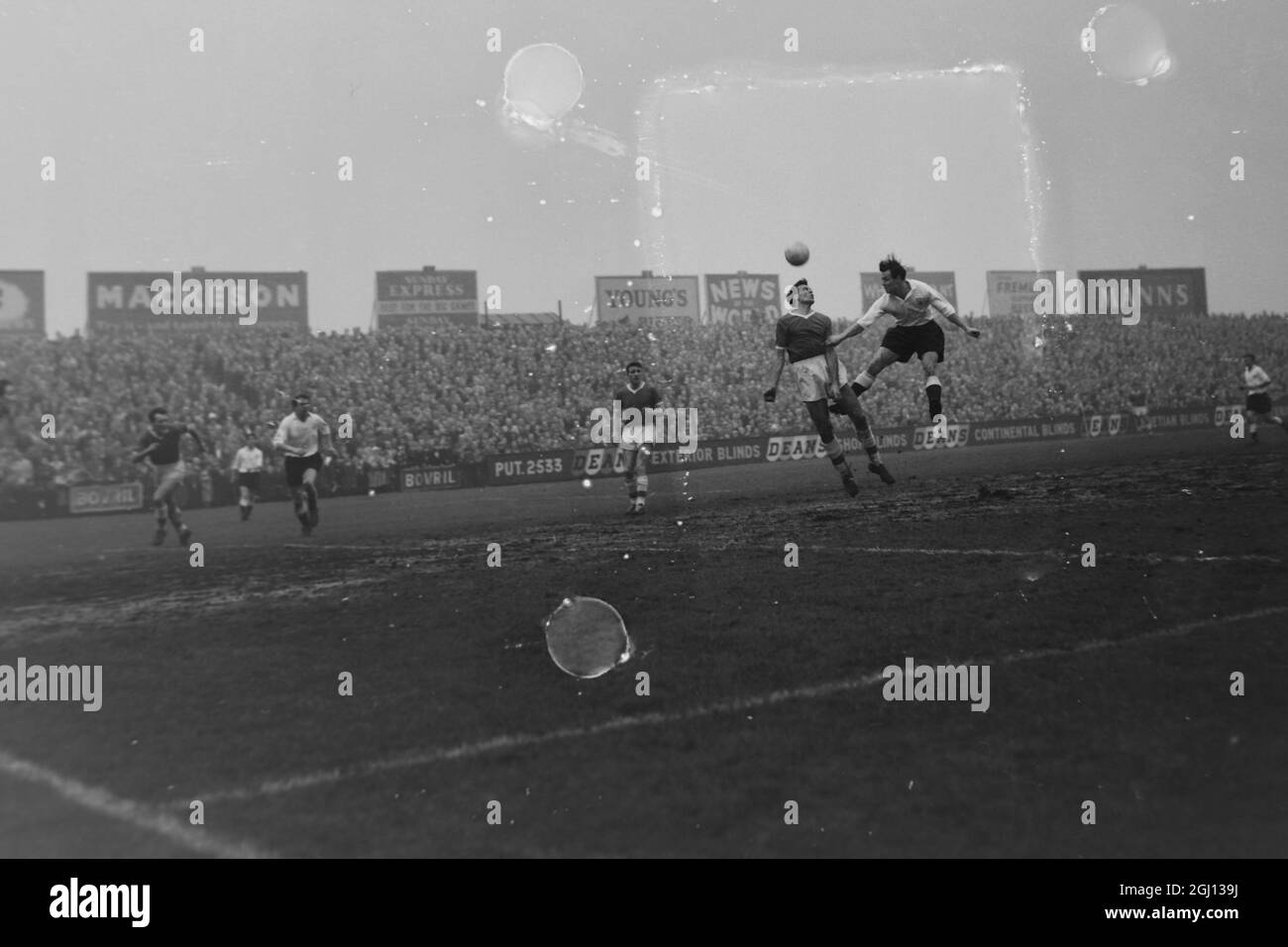 FOOTBALLER GRAHAM LEGGAT IN ACTION - 27 JANUARY 1962 Stock Photo - Alamy