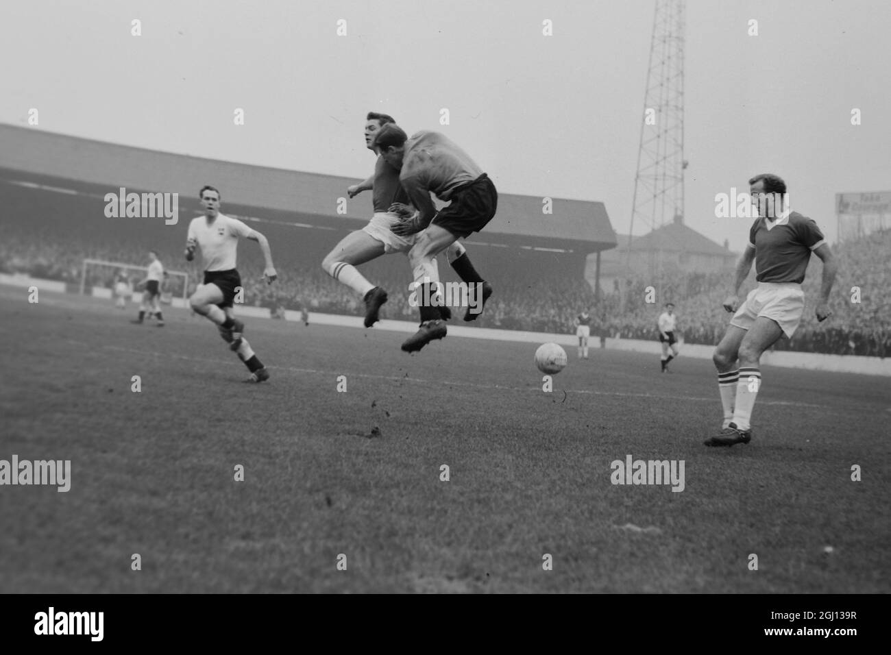 KINSEY B MATTHEWS R CHARLTON V DERBY - 27 JANUARY 1962 Stock Photo - Alamy
