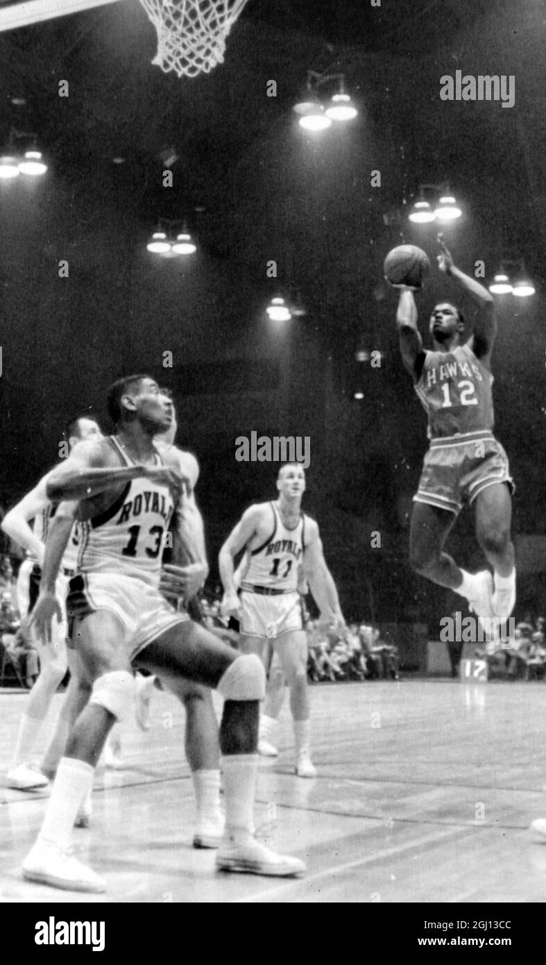 BOBBY SIMMS B BOOZER AND OSCAR ROBERTSON IN BASKETBALL ACTION 22 ...