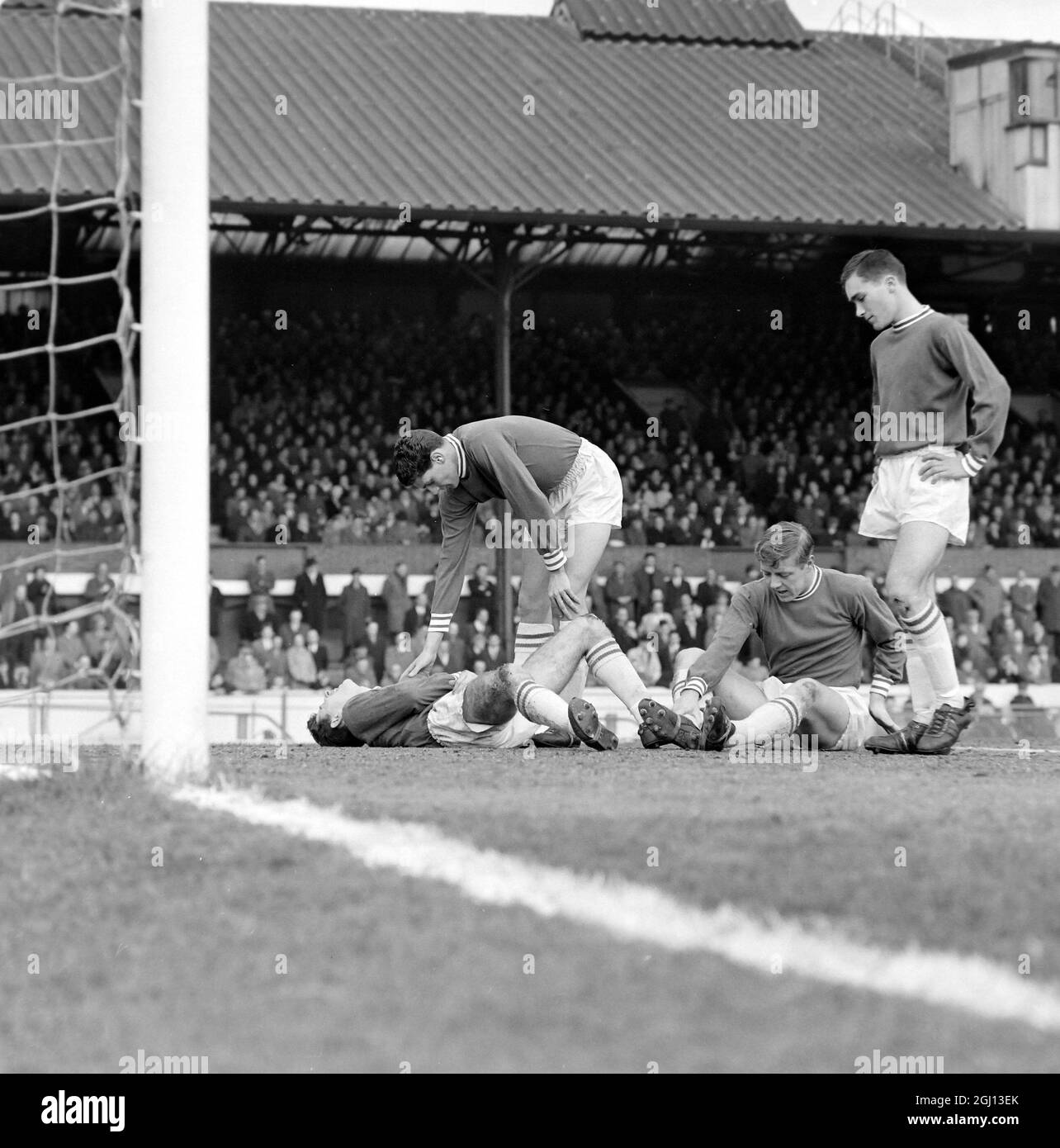 Peter bonetti chelsea goalkeeper hi-res stock photography and images ...