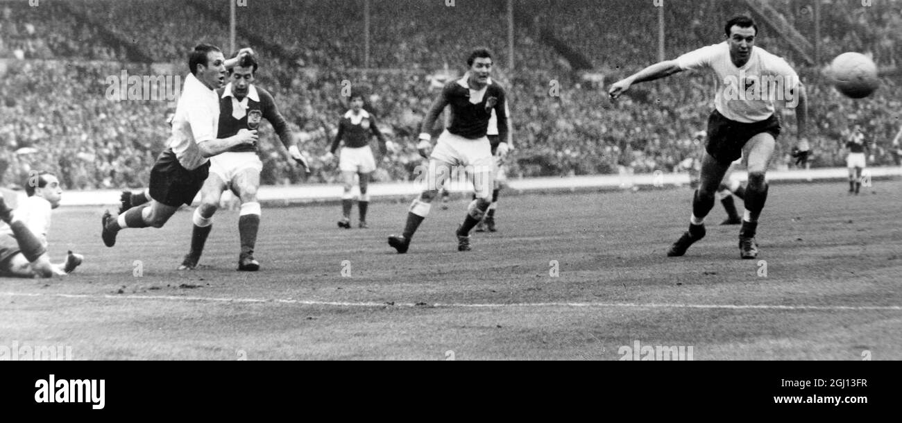 FOOTBALL ENGLAND V AUSTRIA SPRINGETT DIVES TO SAVE ; 4 APRIL 1962 Stock ...