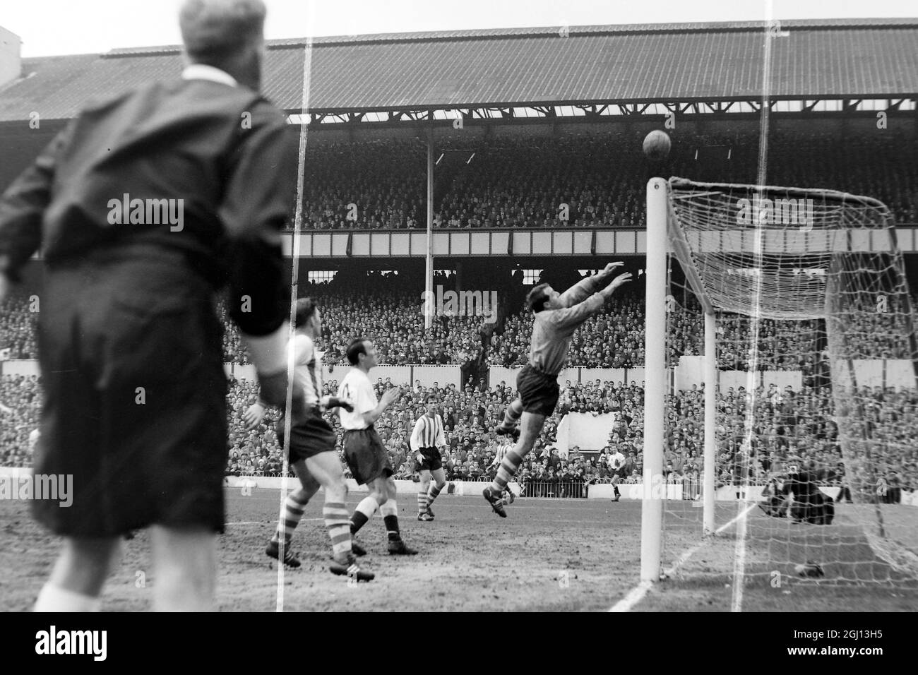 Springett sheffield wednesday Black and White Stock Photos & Images - Alamy