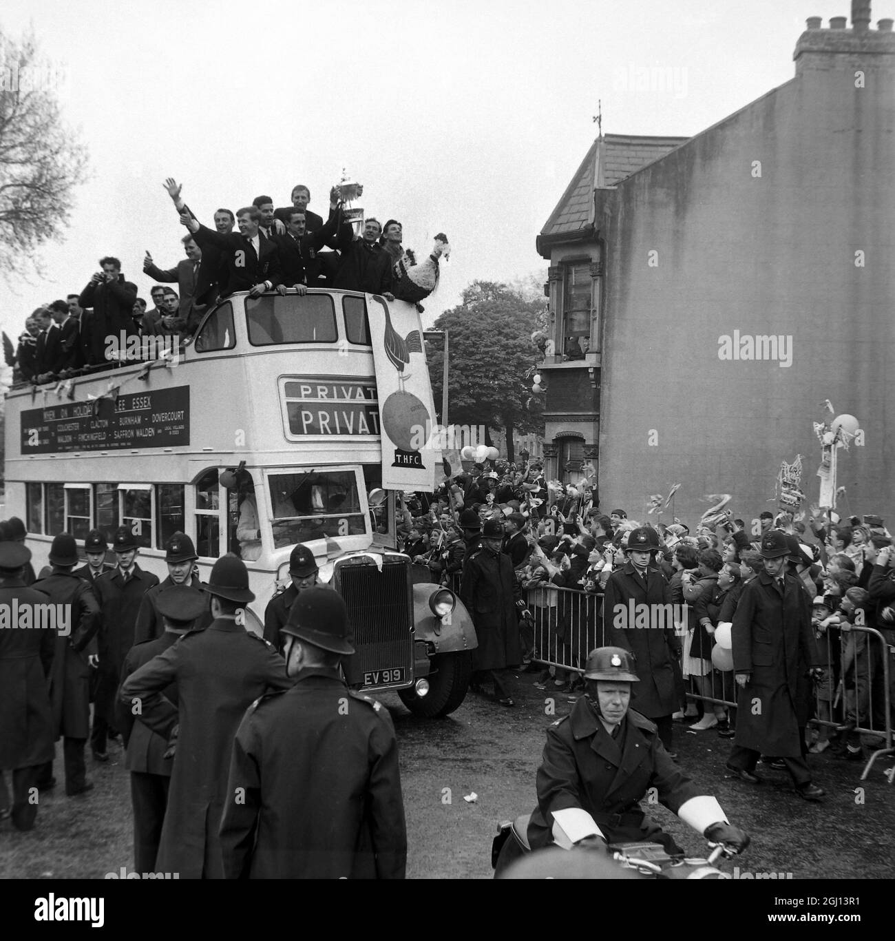 6 MAY 1962 TOTTENHAM HOTSPUR FOOTBALL TEAM RETURN TO THE CROWDED ...